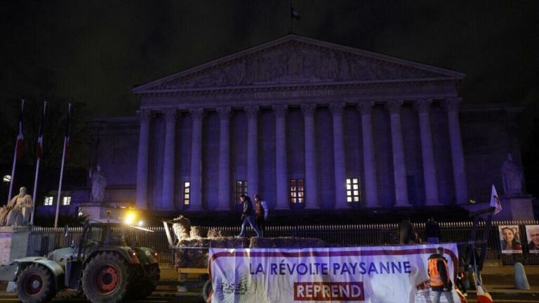 Hundreds of tractors roll into Paris as farmers protest EU-Mercosur ...